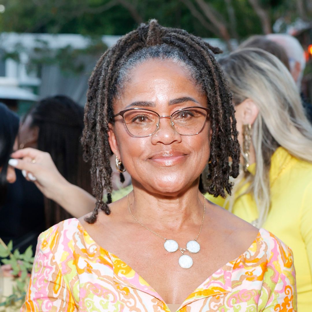 Doria Ragland, 68, rocks sleeveless shift dress on girls' night with ...