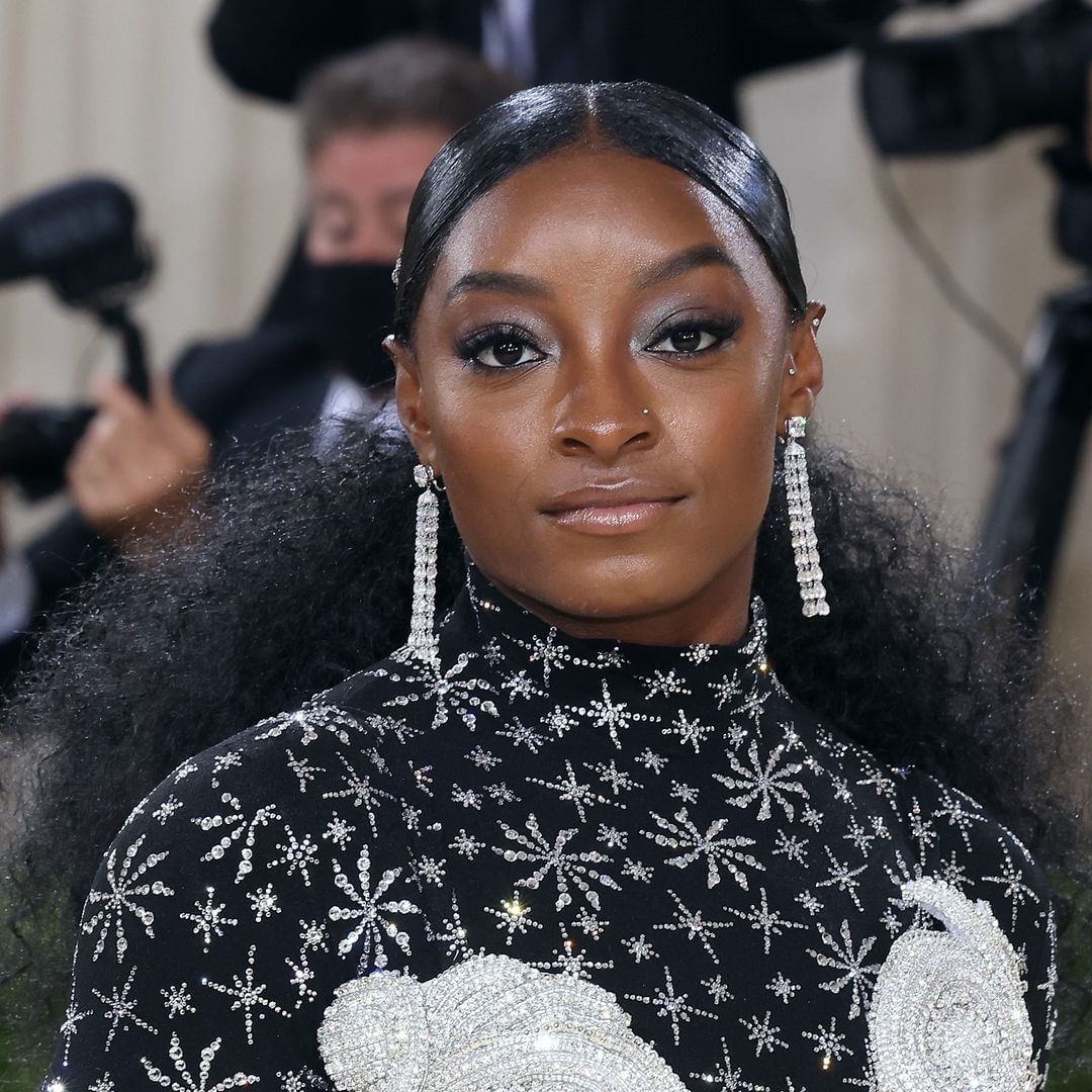 Simone Biles wows in bold bikini for poolside selfie - sparks fans ...