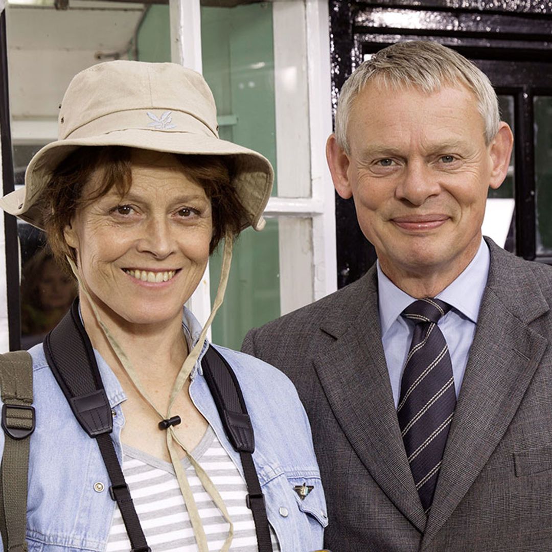 Sigourney Weaver twins with her child Shar Simpson in rare red carpet ...