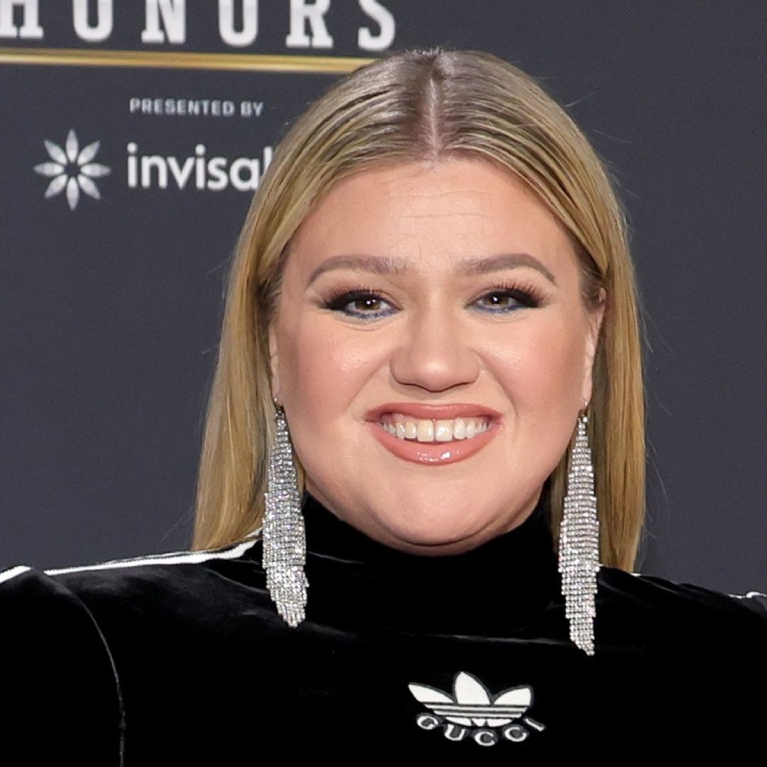 The Voice star Kelly Clarkson causes a stir in zip-up mini dress ...