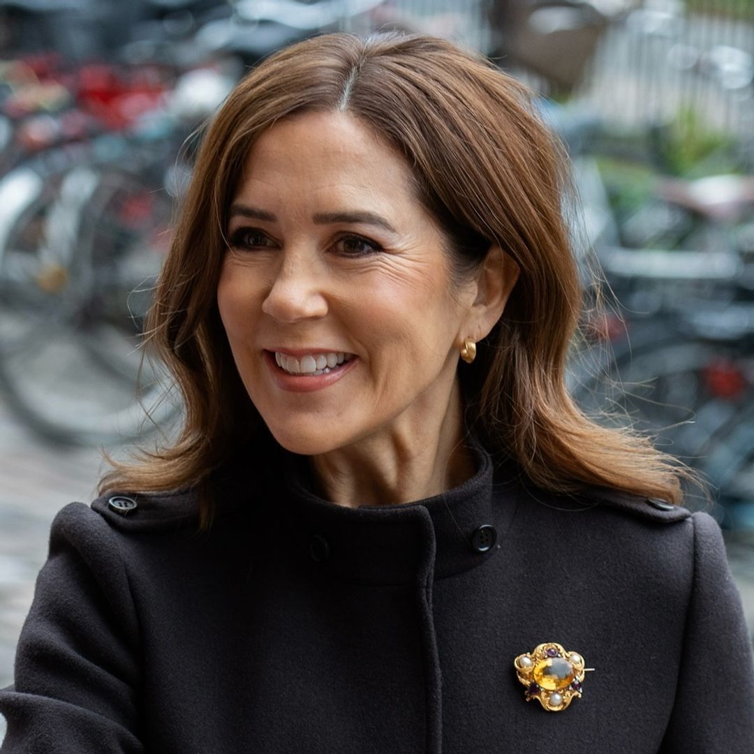 Queen Mary transforms diamond necklace into breathtaking tiara - watch ...