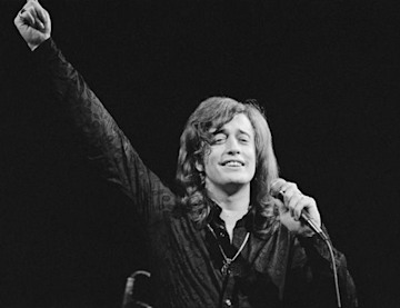 Bee Gees legend Robin Gibb loses battle with cancer | HELLO!