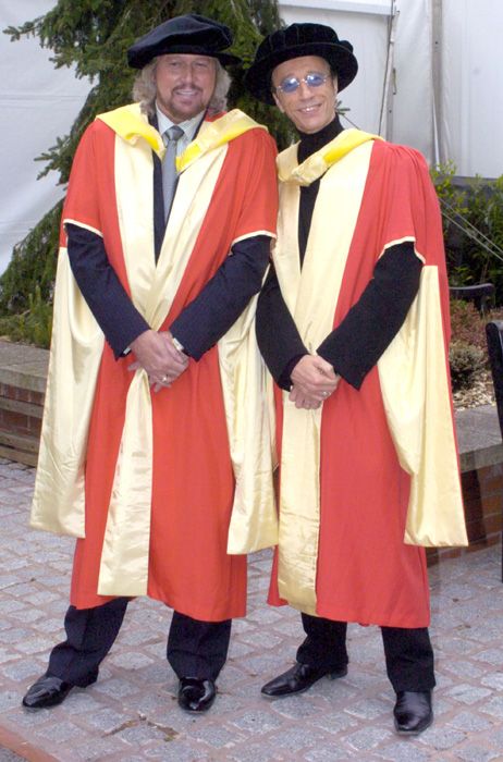 Bee Gees legend Robin Gibb loses battle with cancer | HELLO!