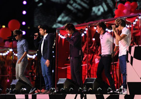 One Direction and The Wanted go head to head at VMA's | HELLO!