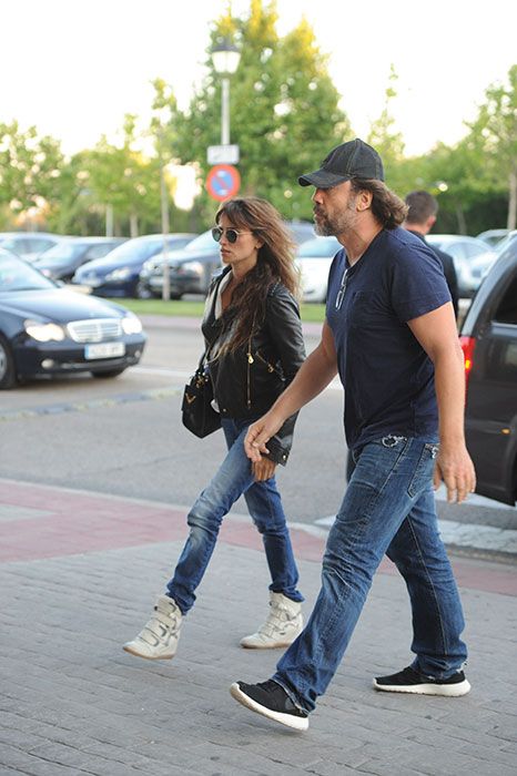 Penelope Cruz pays respects to late father at funeral home | HELLO!