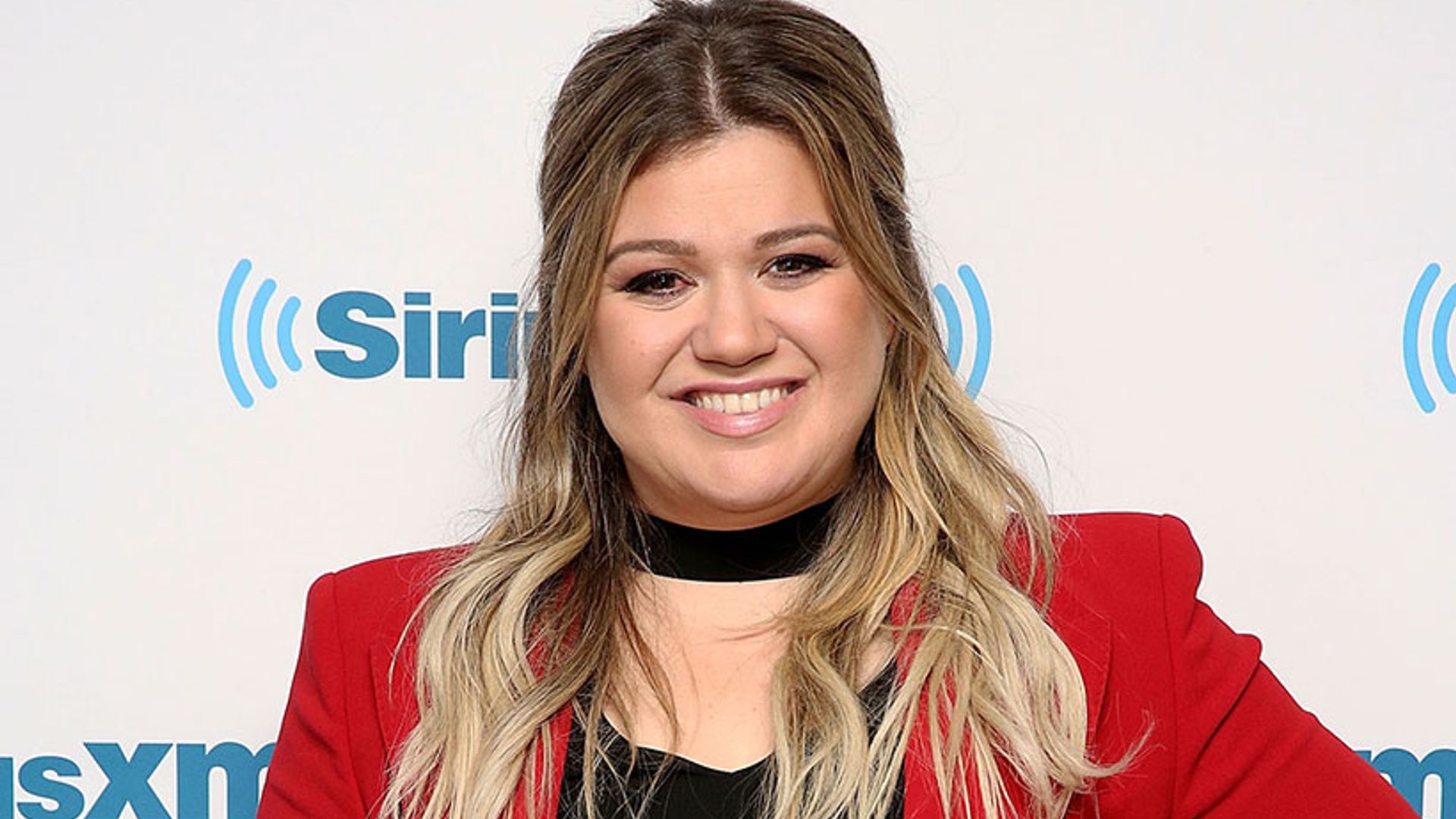 Kelly Clarkson shuts down body-shamer | HELLO! Kelly Clarkson shuts down body-shamer | HELLO!