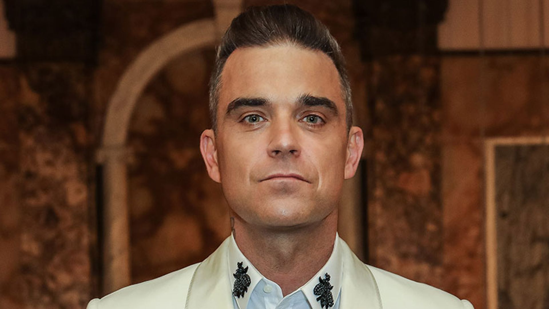 Robbie Williams reveals younger new look | HELLO!