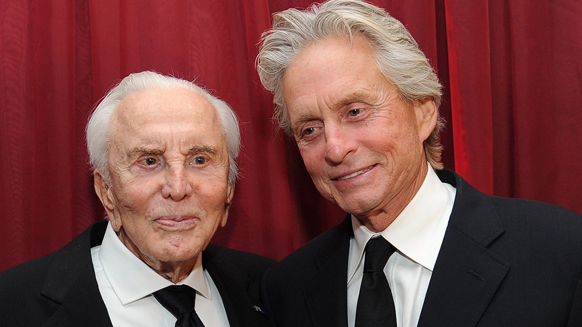 Kirk Douglas Dies Catherine Zeta Jones And Michael Douglas Pay