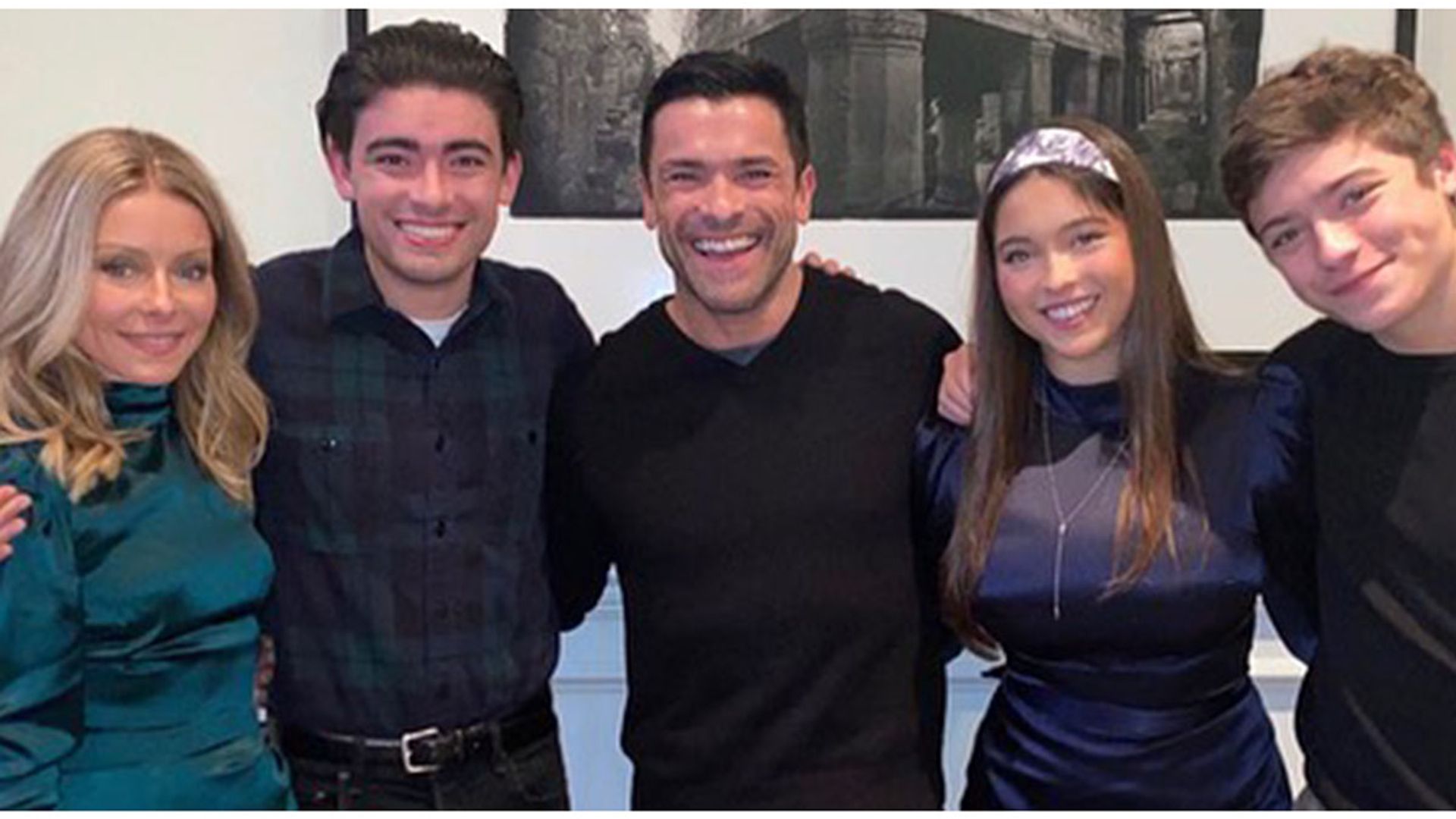 Kelly Ripa's family photoshoot ends in disaster - see the epic shots ...