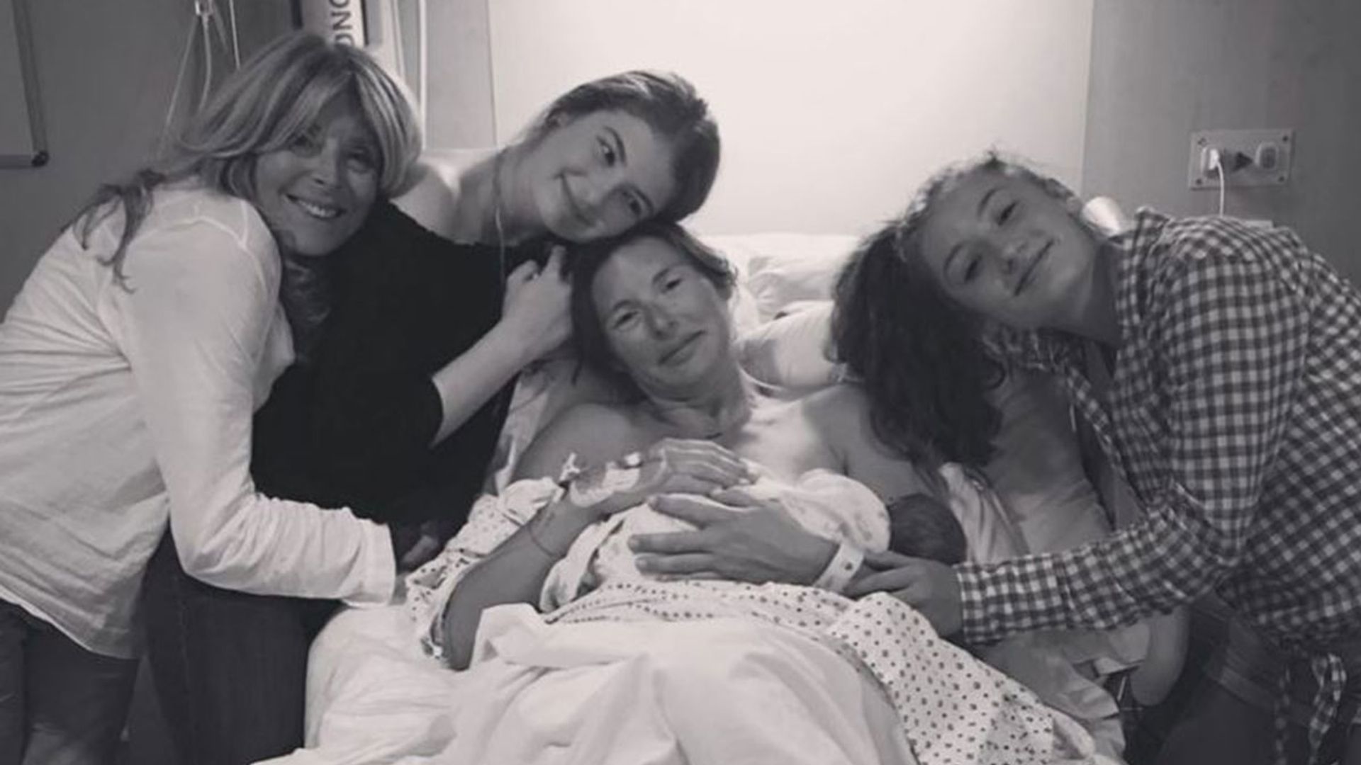 Jamie Oliver's wife Jools shares extremely rare photo of her mum in ...