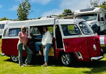 Loose Women's Jane Moore poses with daughter in incredibly rare family ...