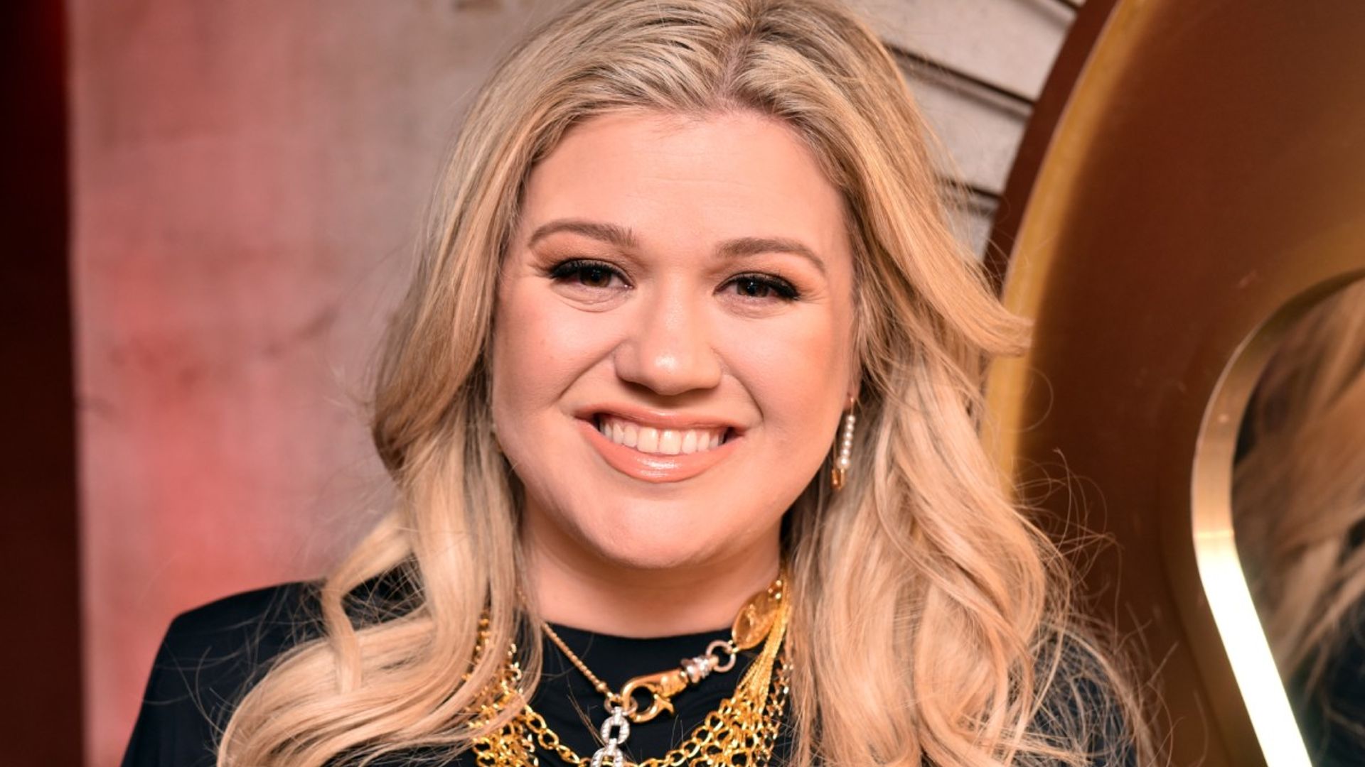 Kelly Clarkson rocks sparkling gown as she celebrates special news with ...