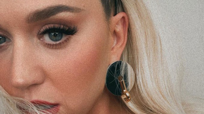 Katy Perry stuns in bold swimsuit as she poses up a storm on Hawaii ...