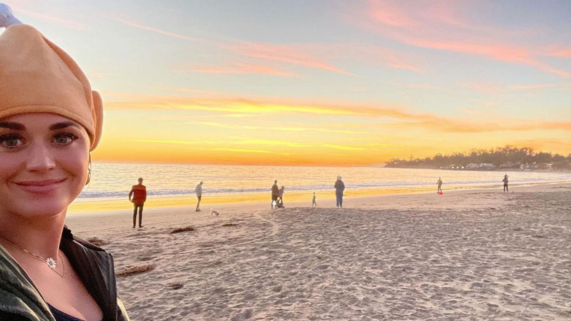 Katy Perry's festive pictures leave fans upset – but her Christmas tree ...