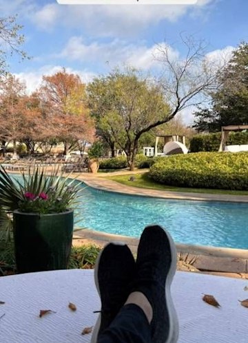 GMA's Amy Robach's leggy poolside snapshot is envy-inducing | HELLO!