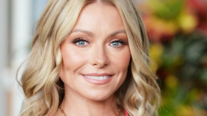 Kelly Ripa shares surprising pool photo from jaw-dropping Hamptons ...