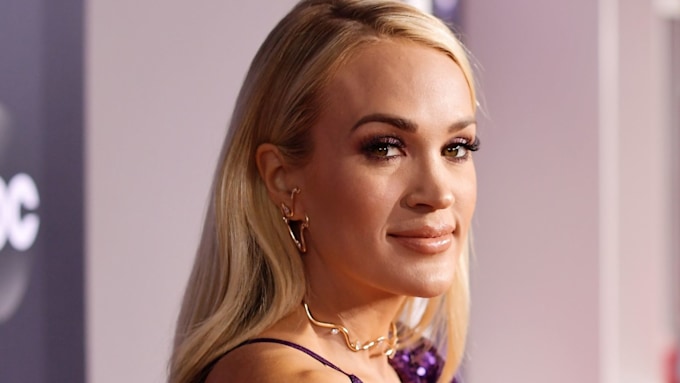 Carrie Underwood shows off toned physique as she surprises fans with a ... Carrie Underwood shows off toned physique as she surprises fans with a ...