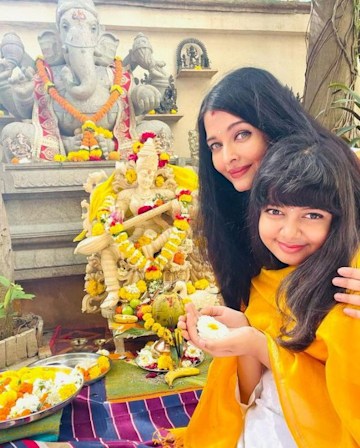 Aishwarya Rai stuns in rare photo with lookalike daughter Aaradhya ...