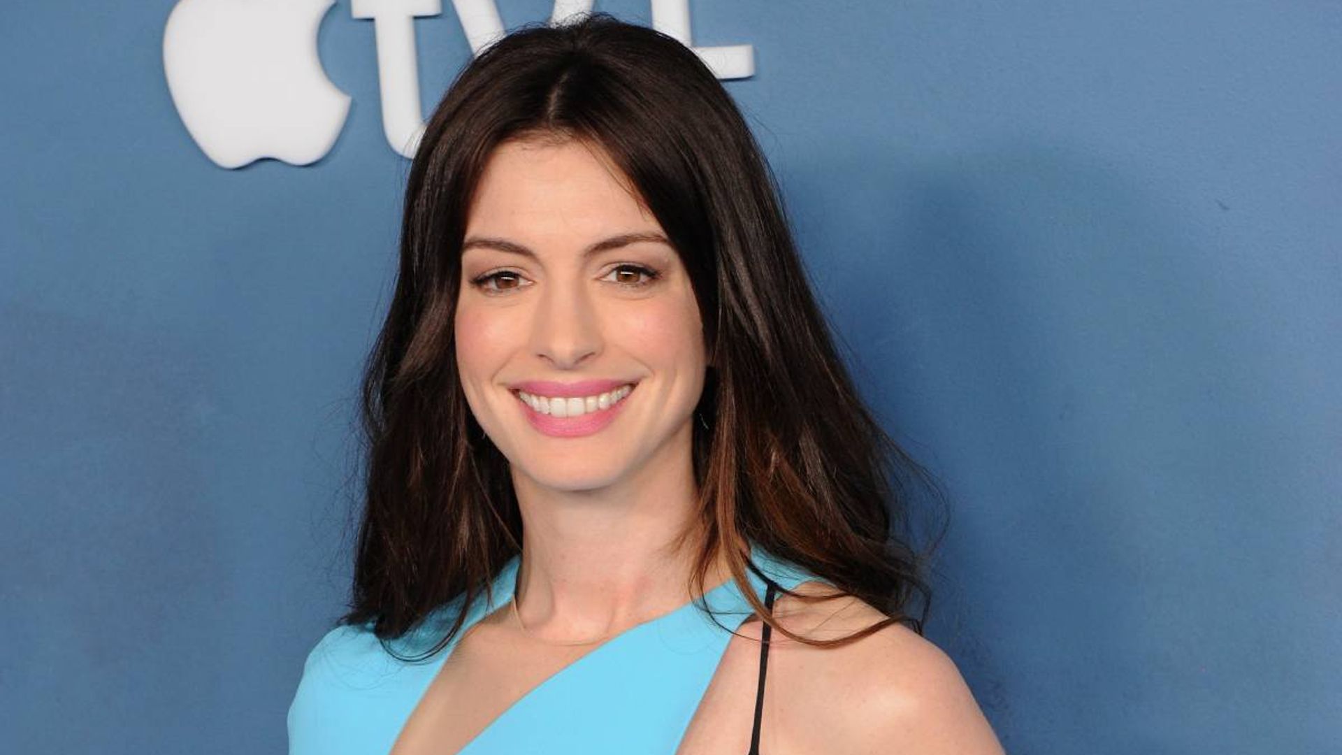 Anne Hathaway pays emotional tribute as she supports famous friend's ...