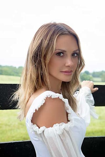 Country music singer Carly Pearce teases exciting news that fans will ...