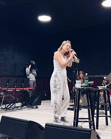 Kate Hudson inundated with messages after making unexpected ...