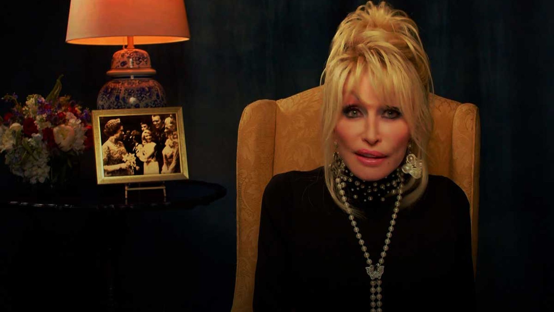Dolly Parton reveals epic unseen photo of meeting the Queen during ...