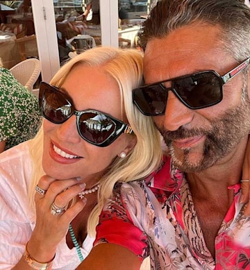 Denise Van Outen enjoys stunning beachfront dinner alongside new ...