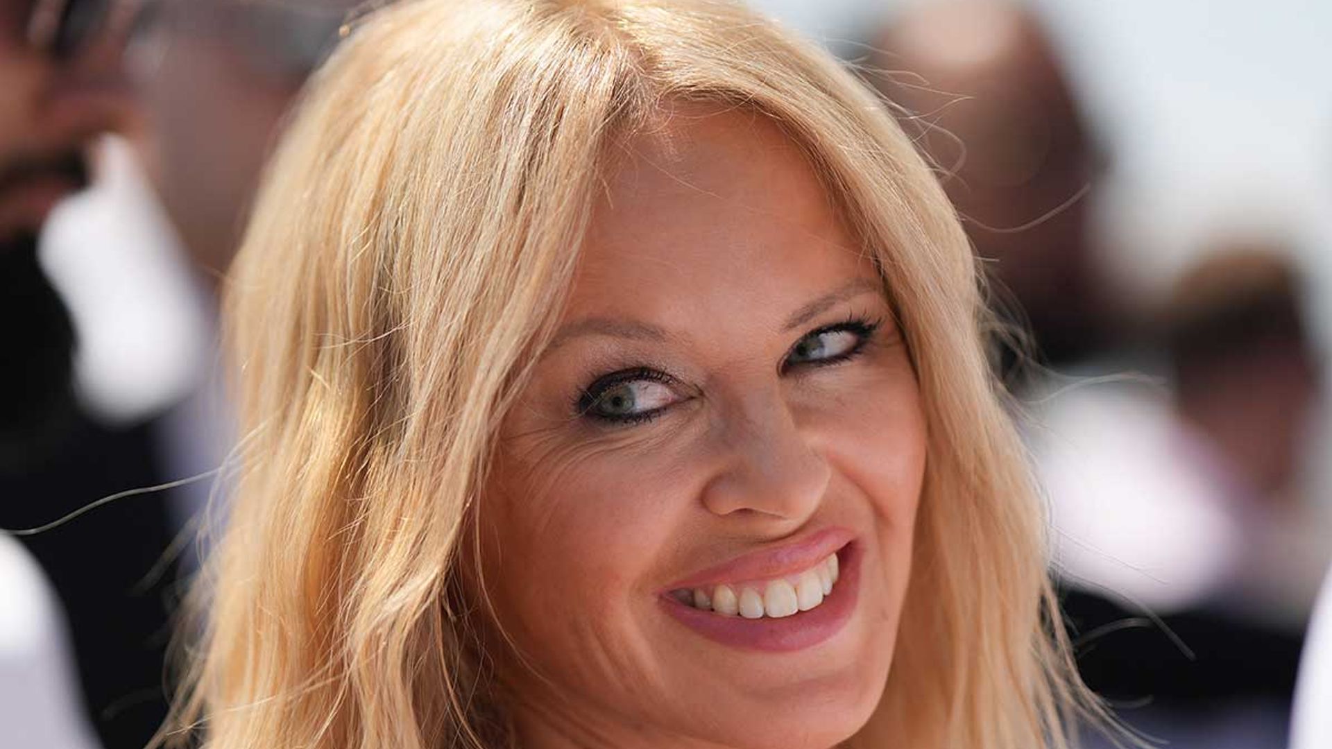 Kylie Minogue sets pulses racing in risqué video to share exciting news ...