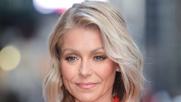 Kelly Ripa shows off incredible talent in tight leggings and chic crop ...