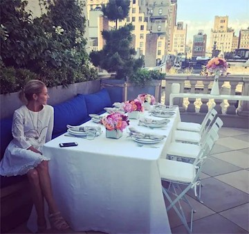 Kelly Ripa rocks cozy chic for night in with real housewife Lisa Rinna ...