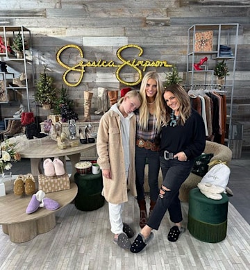 Jessica Simpson shocks fans with birthday photo of mom, 63 – 'She's ...