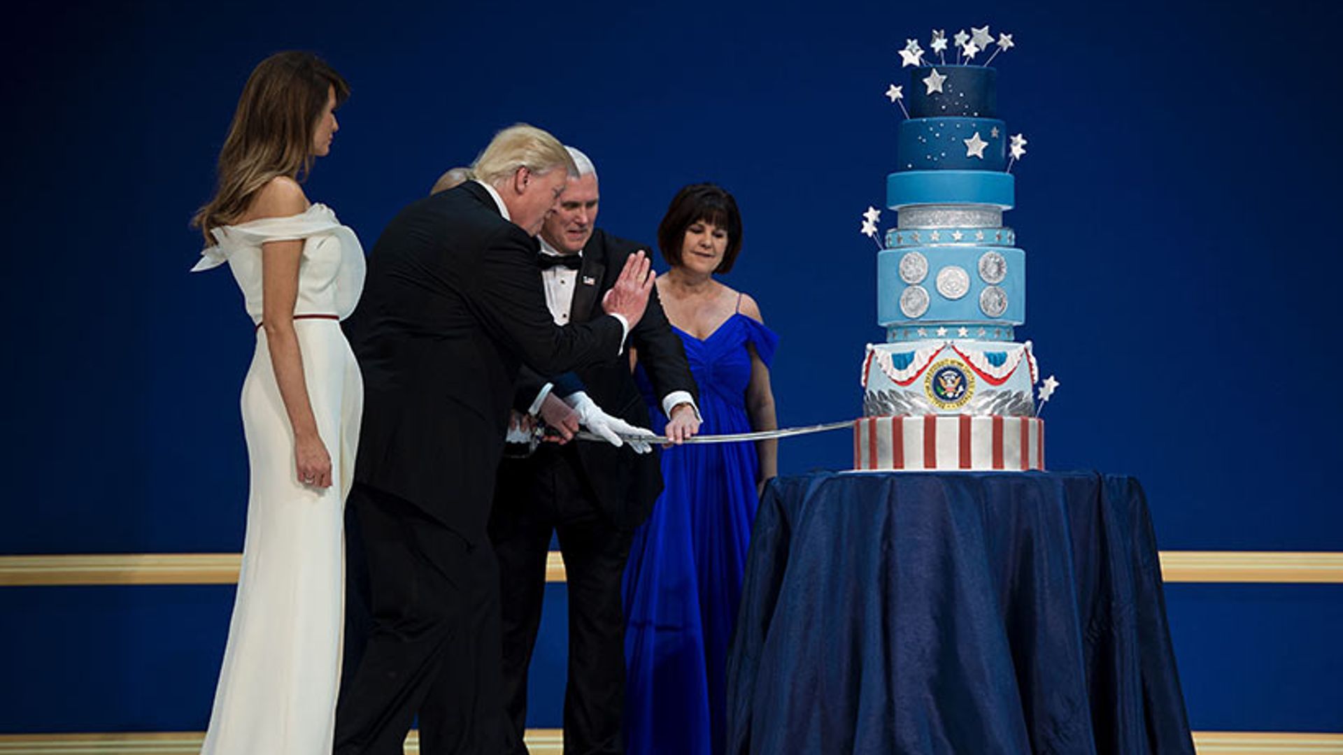 Snap! Donald Trump opts for same inauguration cake as Barack Obama | HELLO!
