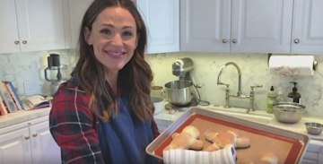 Jennifer Garner showcases culinary skills in 'pretend cooking show ...
