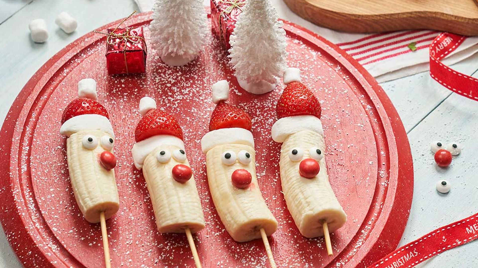 A healthy banana and strawberry Santa recipe for kids | HELLO!