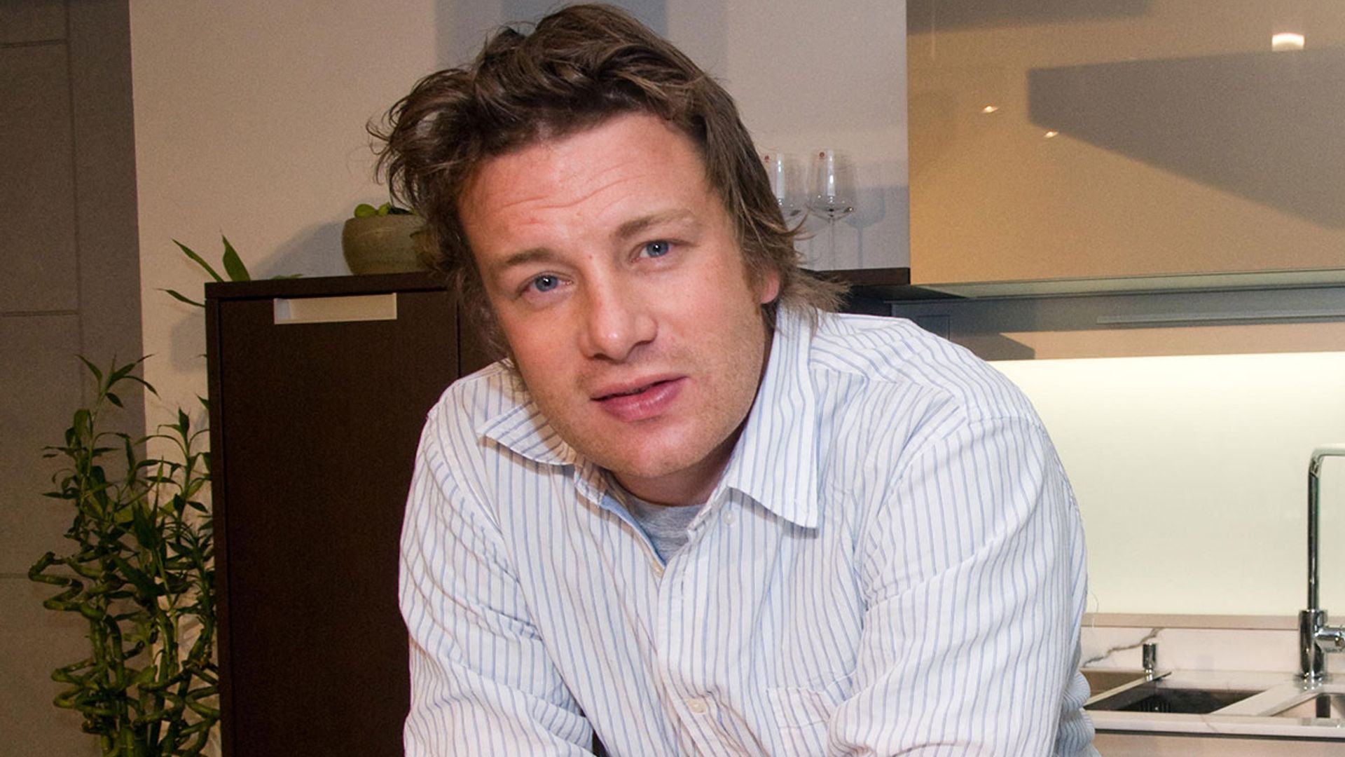 Jamie Oliver's hot cross bun loaf is PERFECT for Easter garden meet-ups ...