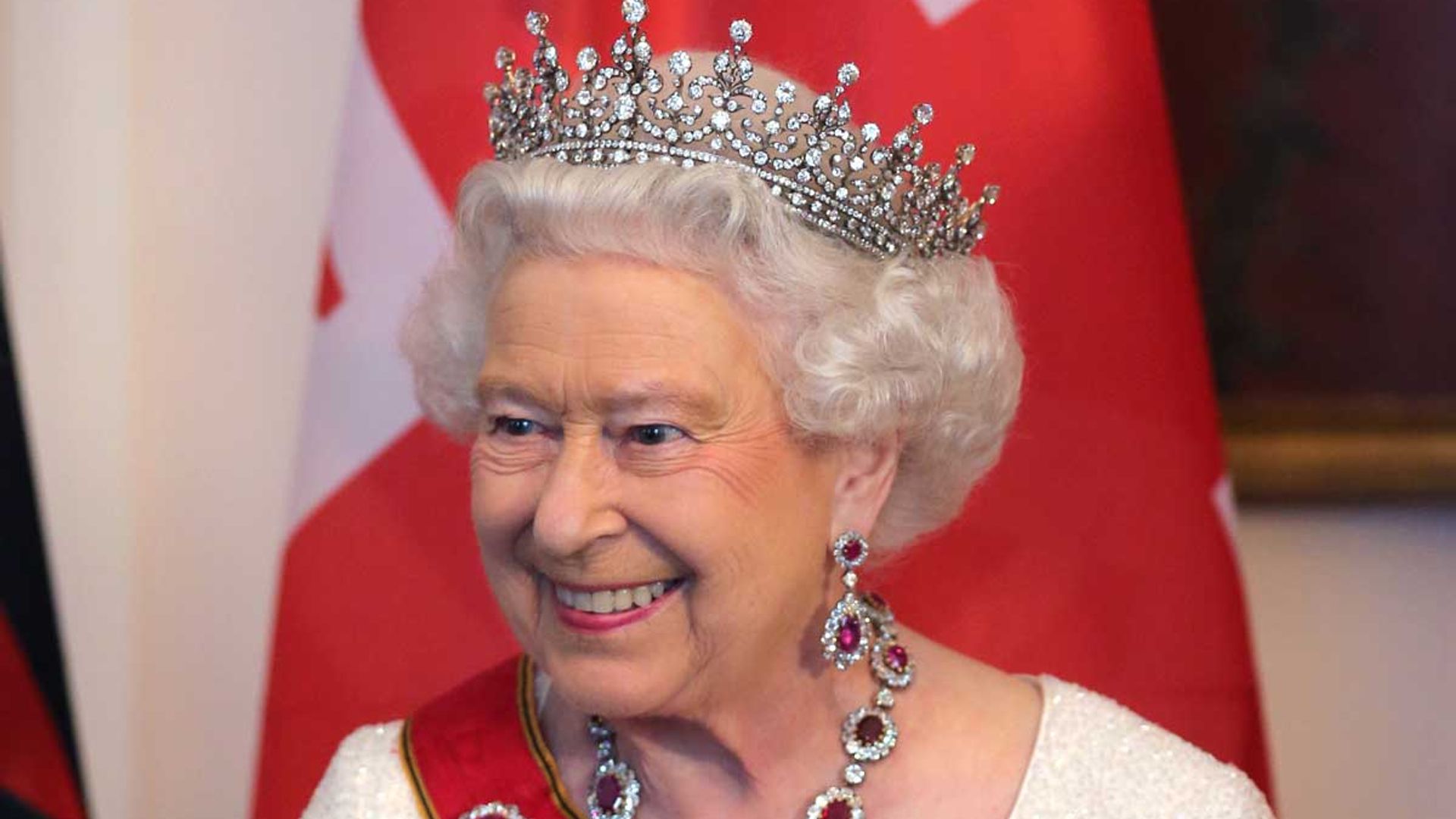 The REAL reason the Queen doesn't eat at royal banquets - according to ...