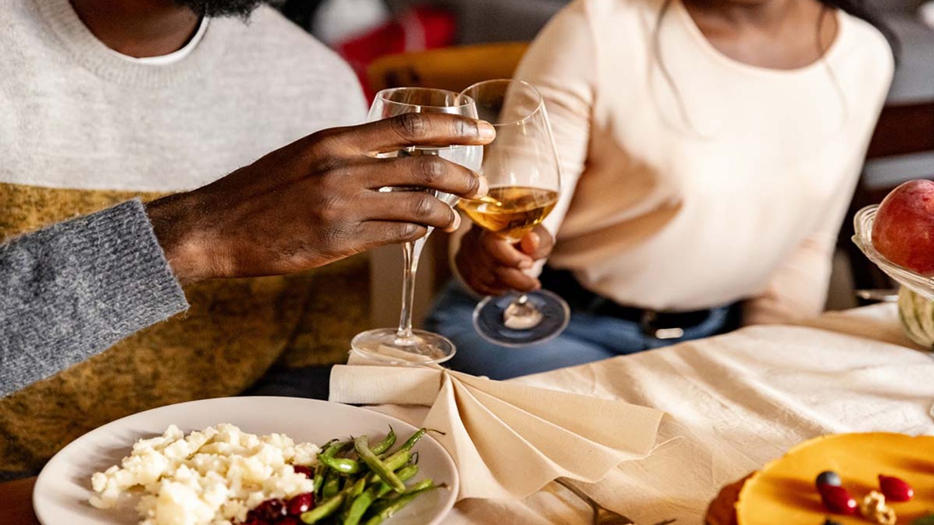 The 15 best Thanksgiving outfits to make a cozy impression this year ...