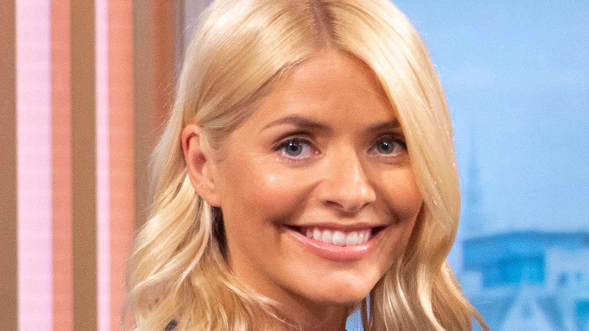 Holly Willoughby channels Julia Roberts in Pretty Woman with her ...