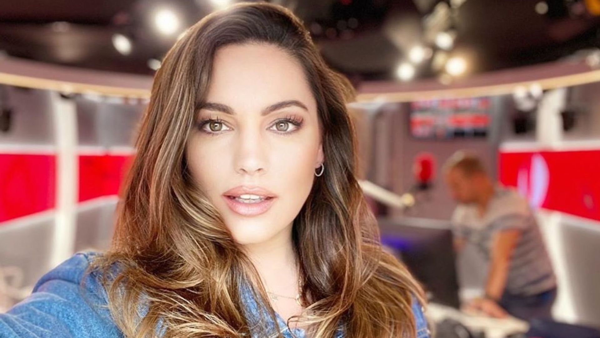 Kelly Brook just put a fresh spin on jeans and a nice top – and fans ...