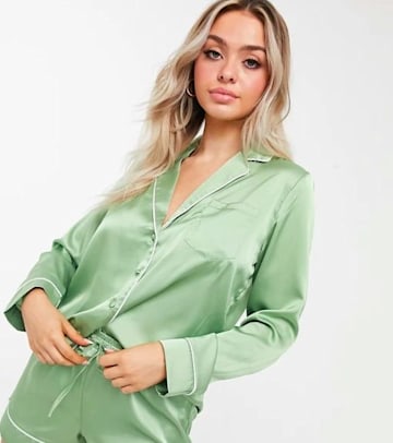 Amanda Holden drops jaws in silky satin pyjama snap | HELLO!