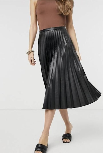 Kelly Ripa sends fans wild in a black leather skirt - and it’s perfect ...