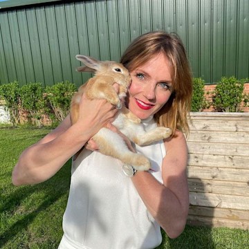 Geri Horner debuts new look in figure-flattering flares and silky top ...