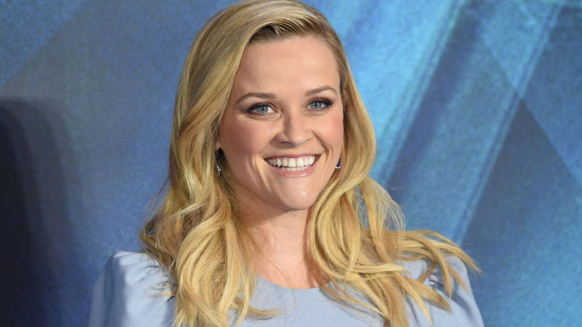 Reese Witherspoon makes fans go wild in latest look while posing in ...
