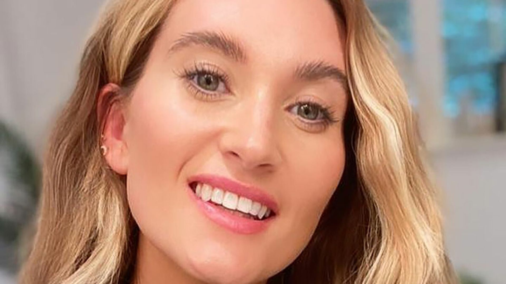 Emmerdale's Charley Webb highlights sculpted abs in tiny crop top – wow ...