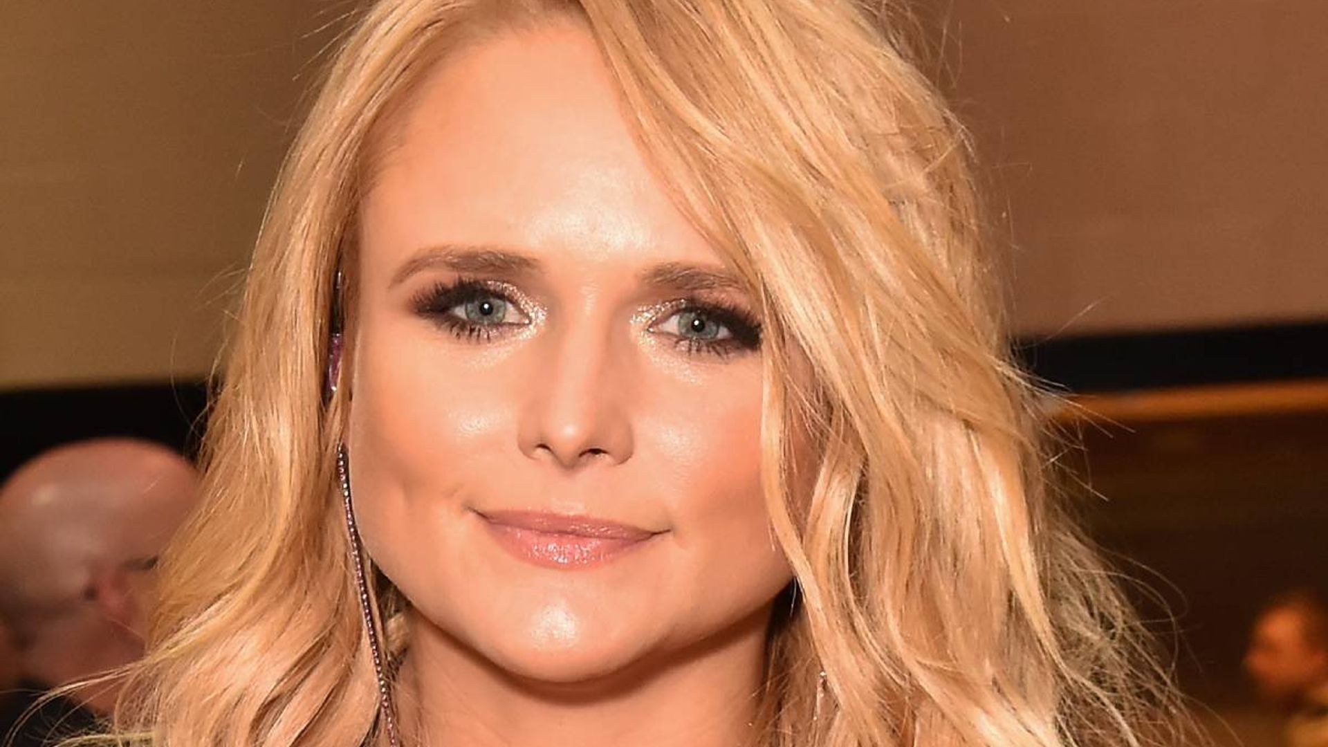 Country star Miranda Lambert commands attention flaunting endless legs ...