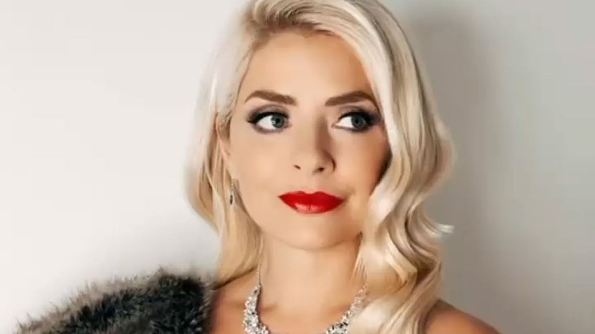 Holly Willoughby stuns fans with jaw-dropping glamorous transformation ...