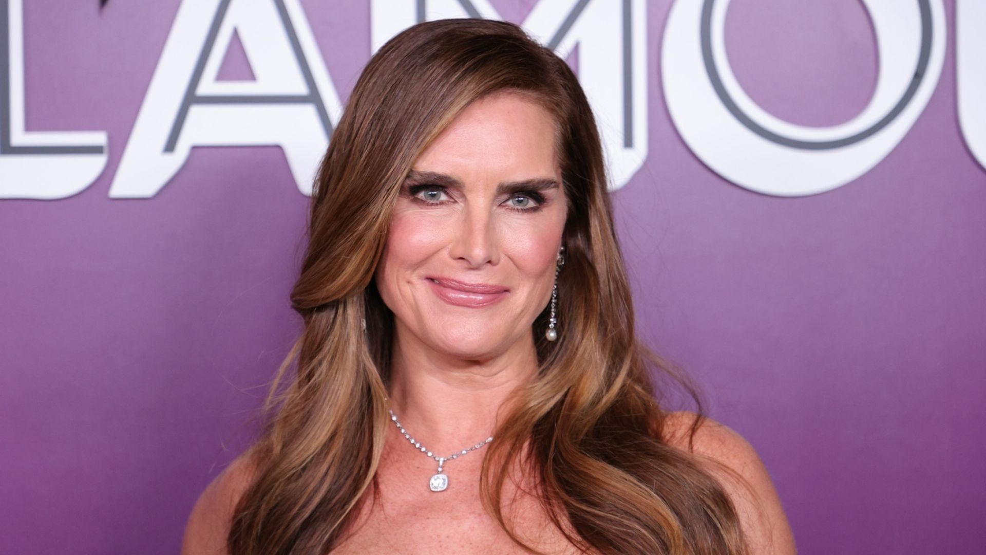 Brooke Shields sends temperatures through the roof in a sensational ...