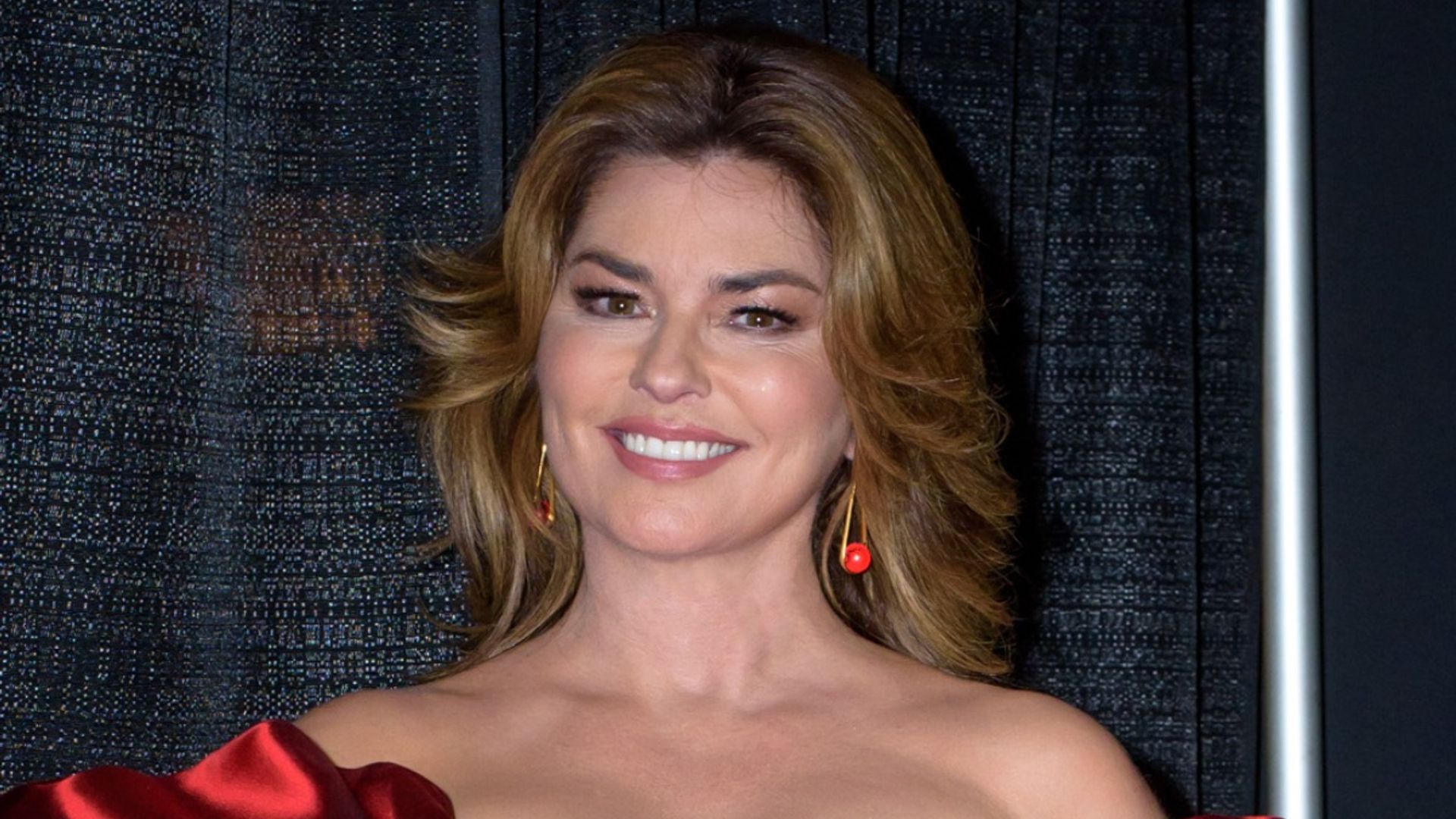 Shania Twain's endless legs shine in showgirl feather look that needs ...