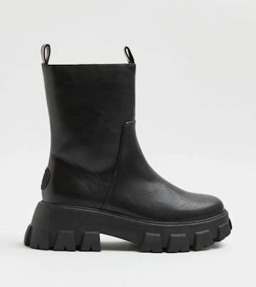 Cheryl steps out in jaw-dropping designer boots & the coat everyone ...