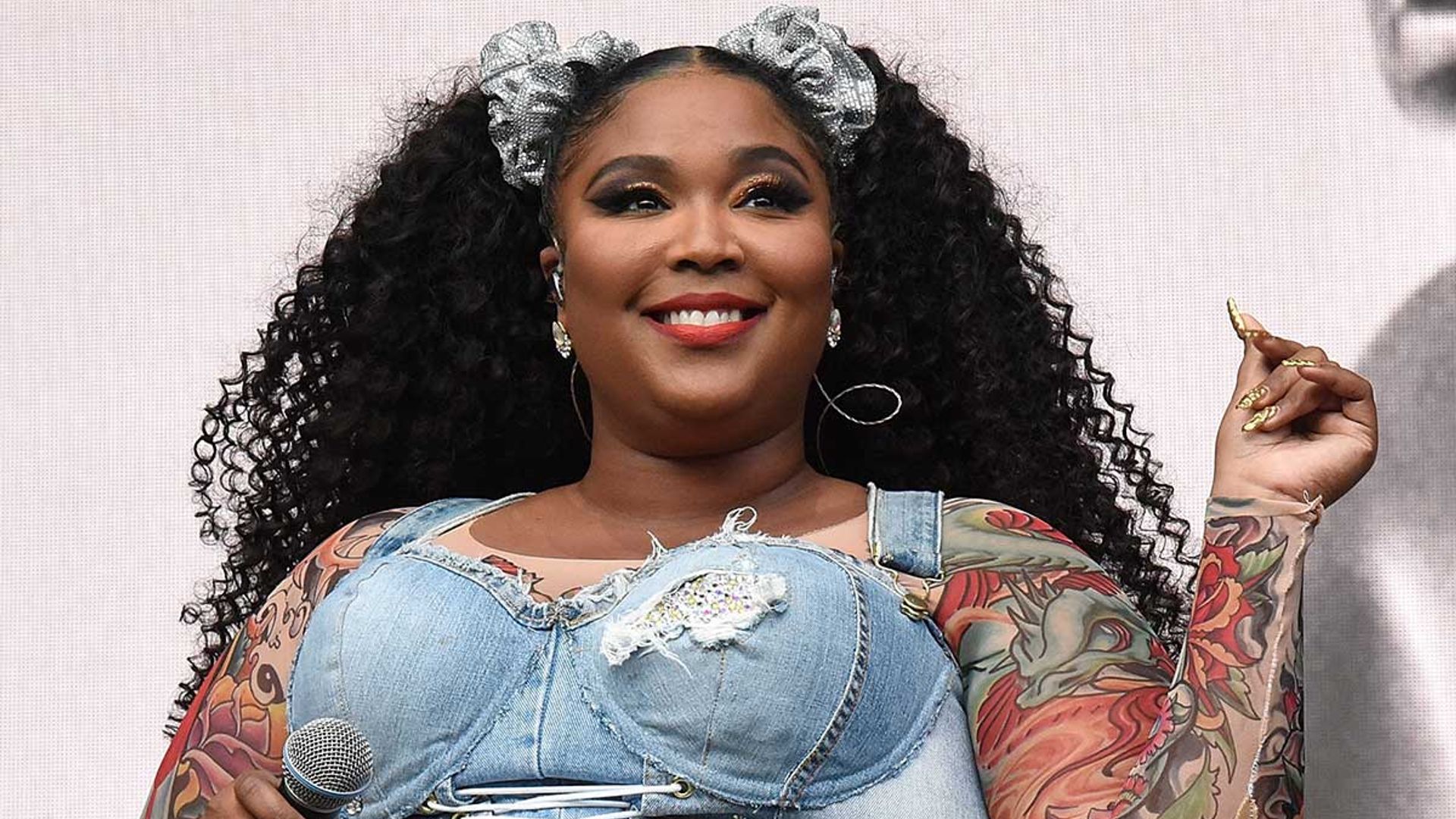 Lizzo Showcases Jaw Dropping Curves In Sparkly Mini Dress And Fans Go